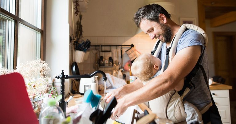 Így kell megállapítani a GYED összegét, ha apa venné igénybe