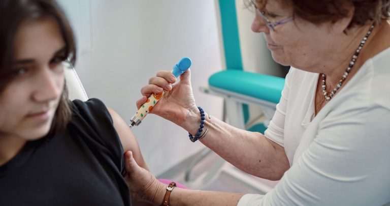 Tűmentes oltások a Heim Pál kórházban